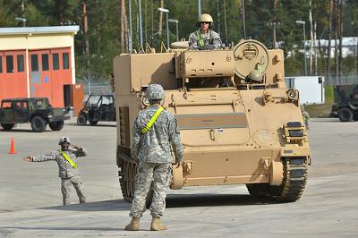 M113装甲兵員輸送車 - 2014年10月07日夕方ごろにニラ茶さんが投稿したお題 - ボケて（bokete）