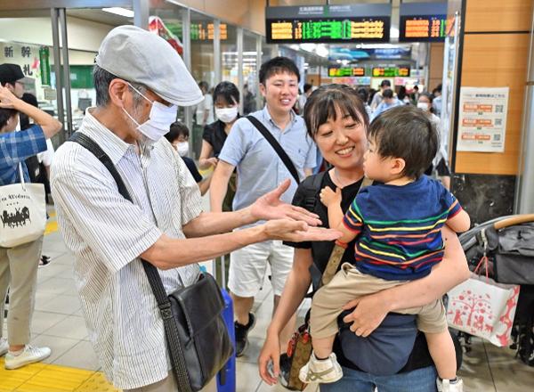 表社会は孫と会う祖父だが、 裏では人身売買 - 靴へのボケ[105616166] - ボケて（bokete）