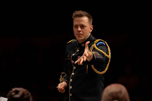 何かお礼をと言われたので、私はこうした。日本で「金をくれ」という意味だ。 - マイクロフォンへのボケ[107797930] - ボケて（bokete）